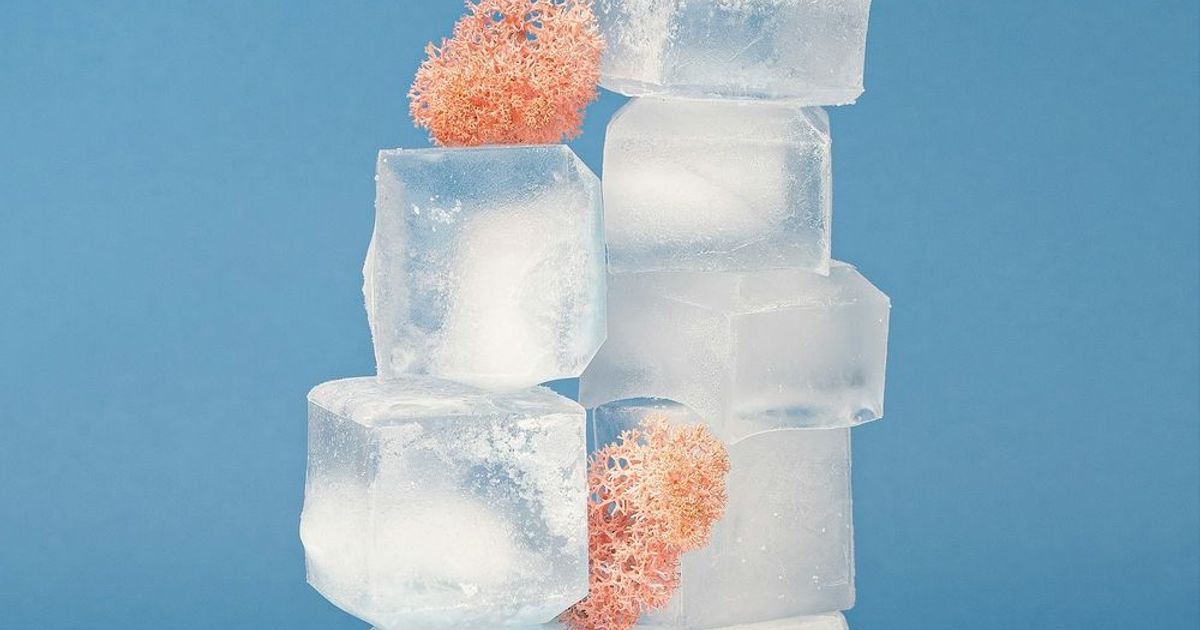 Skin icing technique against bags under the eyes, acne and wrinkles